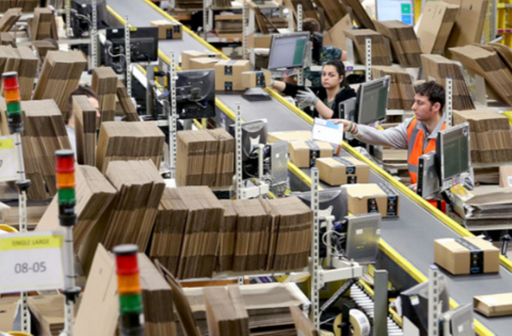 Amazon demite funcionários por meio de aplicativo - Vaga de Emprego